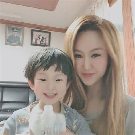 임시연 슈퍼모델 트롯가수 첫줄반사 아이와엄마가 함께하는 단백질도맛있다 아~~~넘구여웡~🥰 너두 이거 먹구 언능 언능 키크쟝~ 너는 성장기단백질