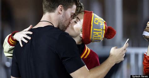 Miley E Konfirmon Me Puthje News