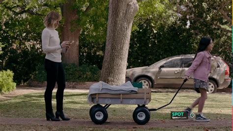 Vans Old Skool En Zapatillas Negras Usadas Por Elizabeth Appy Pratt Como Se Ve En The Woman In