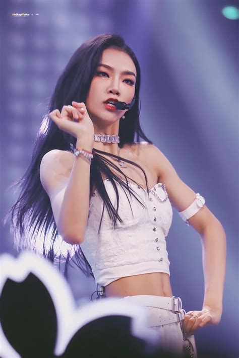 Ghim Của Helen Rong Trên 曾可妮 Nỉ