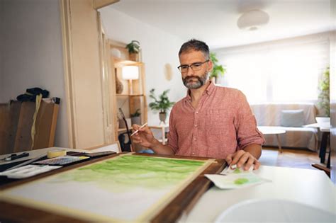 백인 남성 예술가 캔버스에 그림 그의 홈 아트 스튜디오에서 35 39세에 대한 스톡 사진 및 기타 이미지 35 39세