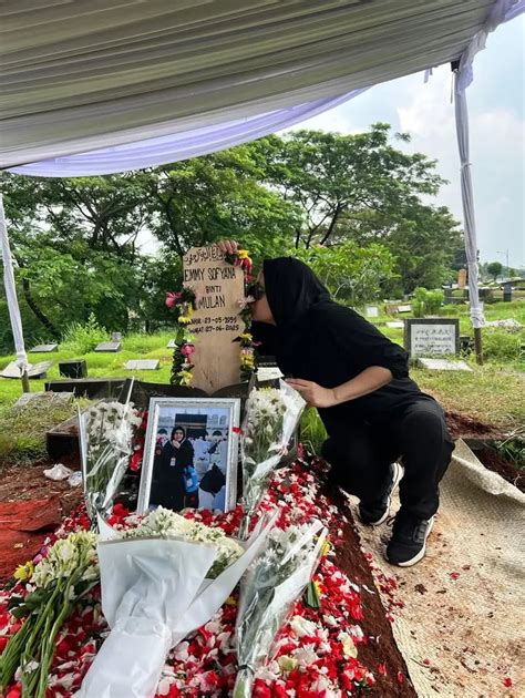 Mita The Virgin Masih Belum Pulang Ke Rumah Sejak Ibunya Meninggal