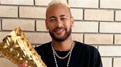 Namorada De Neymar Mostra Bebê Na Piscina Gigante Da Mansão