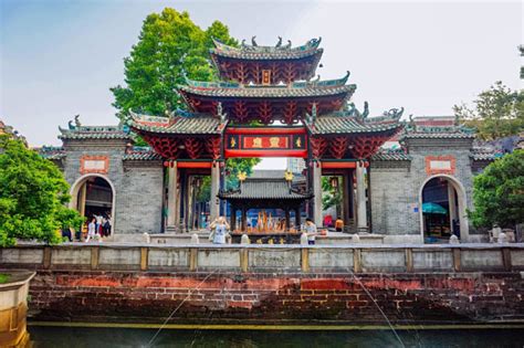 佛山祖庙：位于广东省佛山市禅城区，北宋元丰年间（1078—1085年）始建，明洪武五年（1372年）重修，至清代初年逐渐成为一座体系完整、结构