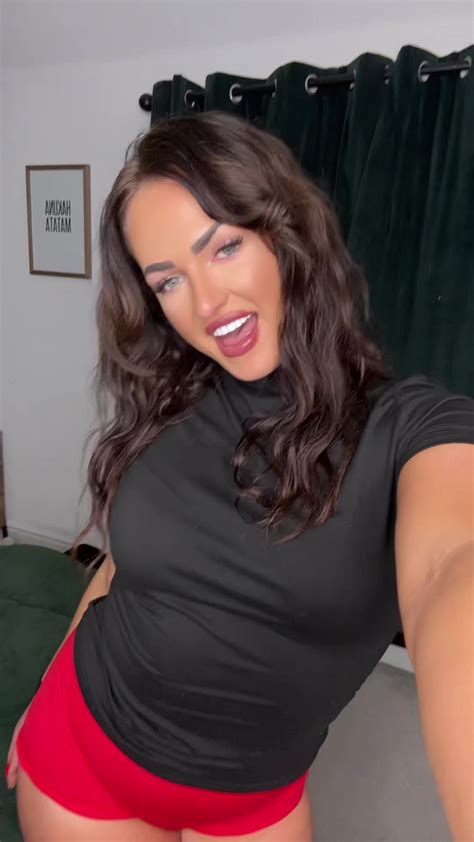 Brunettes With Blue Eyes Why They Stand Out Tiktok