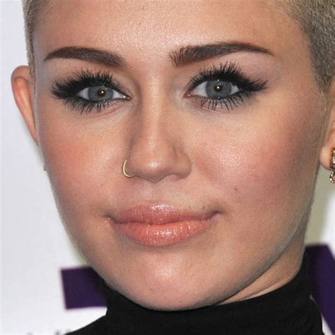Miley Cyrus Makeup Bronze Eyeshadow And Bubblegum Pink Lipstick Steal