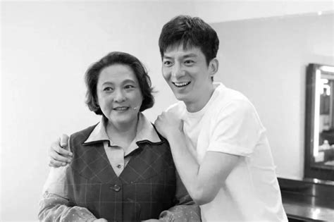 张芝华儿子：眉眼酷似郭凯敏，却与继父更亲，如今37岁，已成母亲骄傲