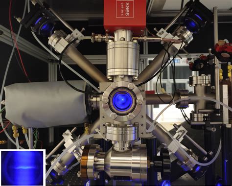 2d Mot Of Strontium Ultracold Gases And Nanophotonics