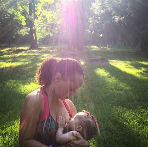 13 Moms Show The Beauty Of Breast Feeding In These Stunning Photos