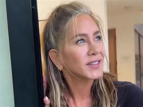 Jennifer Aniston S Hair Jennifer Aniston Has Entered Her Gray Hair Era