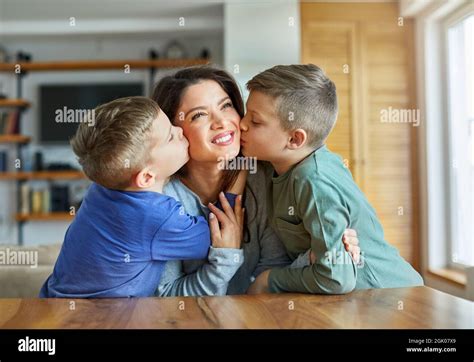 Maman Fils Enfant Gosse Holding Maman Banque De Photographies Et D