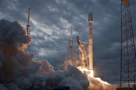Spacex Rocket Falcon 9 Smoke Wallpapers Hd Desktop And Mobile