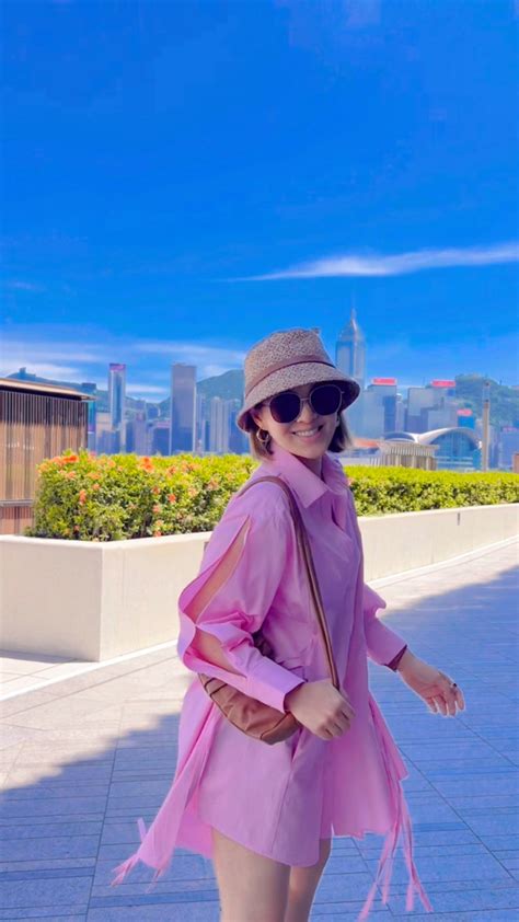 「東張女神」梁麗翹沙灘除剩泳褲影寫真 雙手難掩豐滿上圍 星島日報