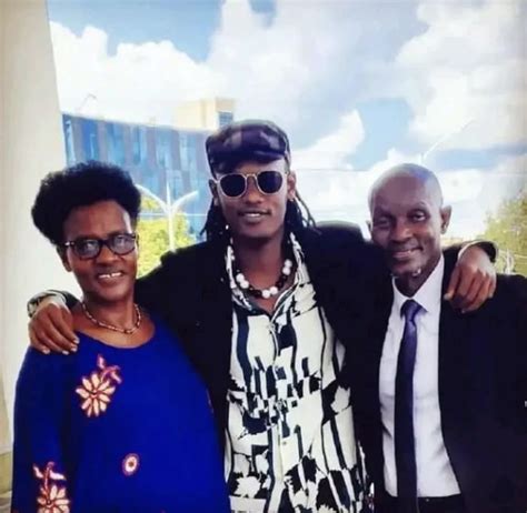 Ifoto Yurwibutso Ya Yvan Buravan Ari Kumwe Na Papa We Na Mama We Yegob