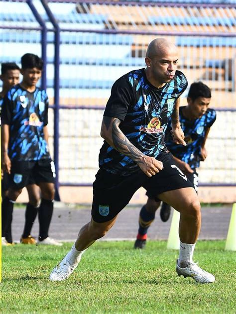 5 Potret Ivan Carlos Striker Persela Lamongan Latihan Bersama Tim