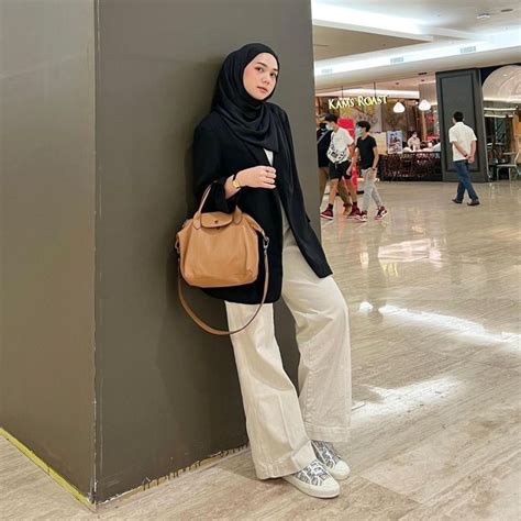 9 Ide OOTD Hijab ke Kantor ala Alfi Siregar, Simpel!