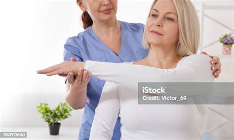 물리 치료 스포츠 부상 재활 치료 카이로 프랙틱 백 조정을 가진 여자 골병증 대체 의학 통증 완화 개념 2명에 대한 스톡 사진