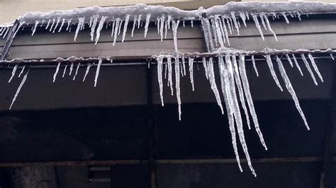 Ko Je Odgovoran Za Ledenice I Klizave Stepenice Mondo