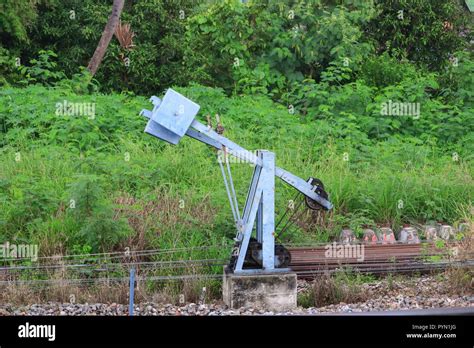 A Mano Deviatoio Ferroviario Con La Leva E Il Segnale Foto Stock Alamy