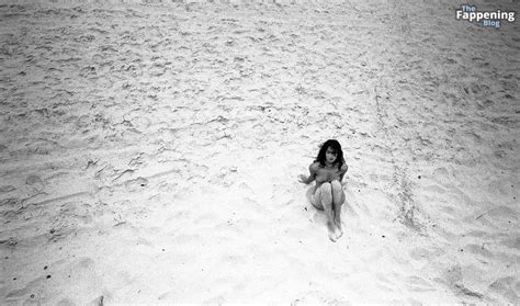 Deva Cassel Präsentiert Ihre Figur Im Bikini Am Strand Von Rio De