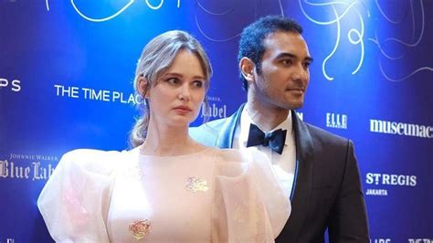 7 Potret Ario Bayu Pemeran Gadis Kretek And Istri Asal Prancis Makin