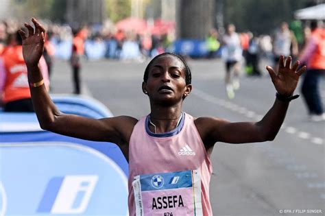 Atlete Assefa Loopt In Berlijn Derde Tijd Ooit Op Marathon
