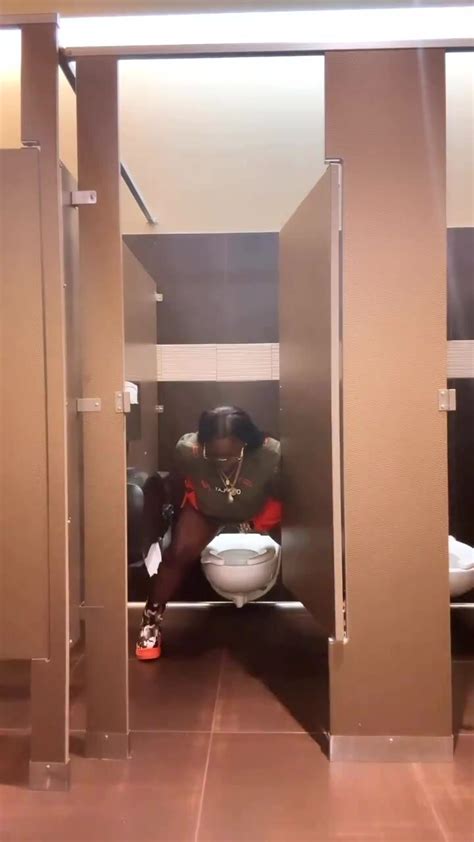 Big Ass Ebony Rushes In To Bathroom Stall To Pee