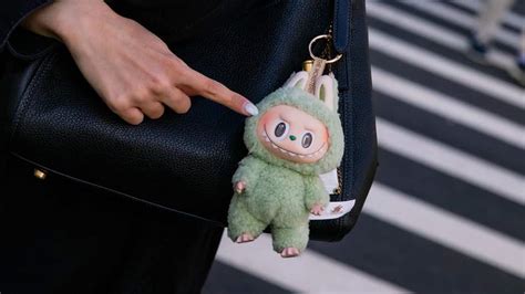 دمية لابوبو الشهيرة تثبت حضورها في مختلف المناسبات حول العالم حتى في حفلات الزفاف Lebanon News