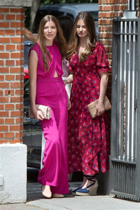 Caras Infanta Sofía De Espanha Recebe O Sacramento Do Crisma Na Companhia Da Família