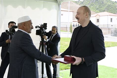 İlham Əliyev Laçının Bəylik Kəndinə Köçən Sakinlərlə Görüşüb Oxuaz