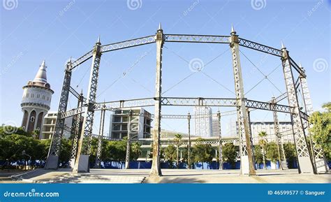 Estructura Circular Metálica En El Parque De Barceloneta Fotografía