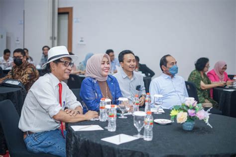 Prank Rektor Unitomo Yudisium Fikom Unitomo Akhirnya Bernuansa Beda Fikom Unitomo