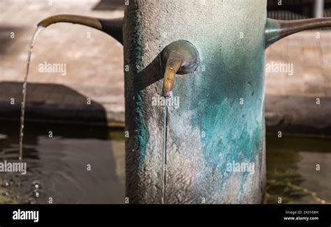 Der Greth Schell Brunnen Steht Vor Der Liebfrauenkapelle In Der Zuger Altstadt Zug Schweiz