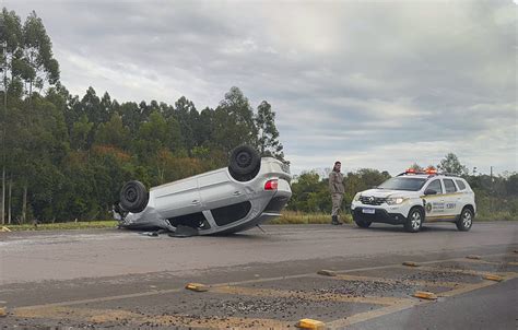 Carro Capota Em Acidente Na Ers 412 Em Vera Cruz Portal Arauto