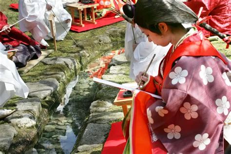 Junihitoe Japans Amazing Robe Of 12 Layers Sakuraco