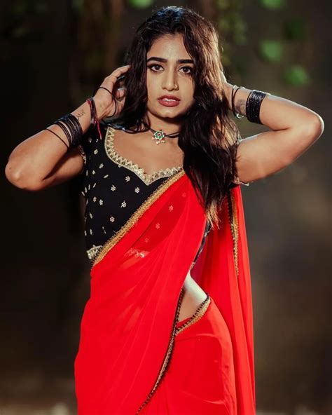 Bigboss 7 Fame Nayani Pavani Silky Curvy Navel Exposed In Bare Back Saree