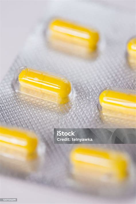Merapatkan Tablet Kuning Pil Dalam Kemasan Blister Obat Obatobatan Makro Fokus Selektif Foto