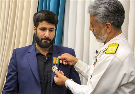 اهدای نشان فداکاری ارتش به فرزاد بادپا خادم حرم شاهچراغ ع تسنیم