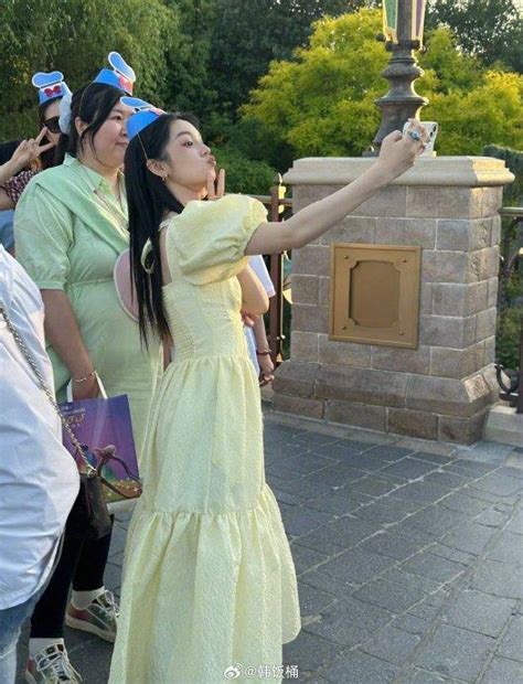 有网友在上海迪士尼偶遇周也，穿着黄色公主裙的🥥好可爱