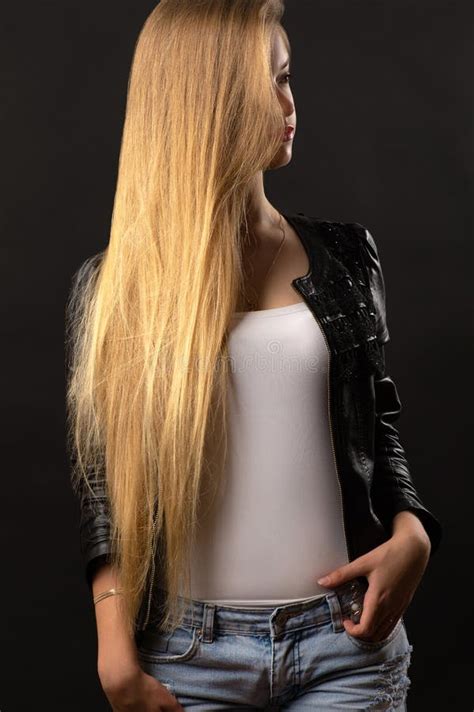 Fille Blonde Luxueuse D Adolescent Avec De Longs Cheveux Photo Stock Image Du Coiffure