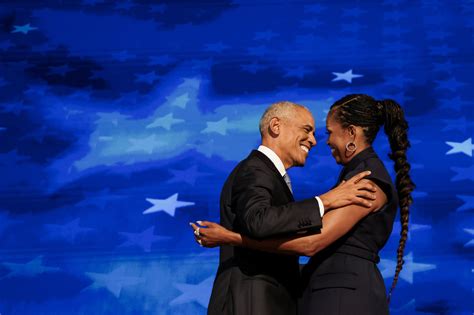 전투복 같았다” 미셸 오바마 한국계 디자이너 수트 입고 연설