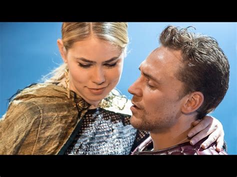 Tom Hiddleston Coriolanus Sverd