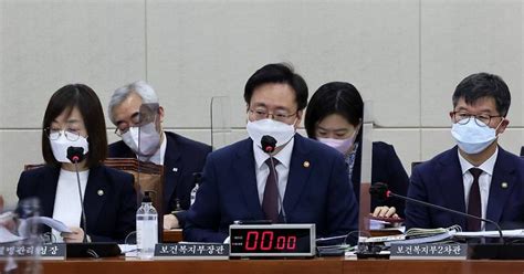 모든 노인에게 기초연금을 주자난색 표한 복지부 장관