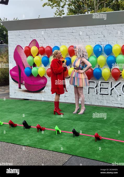 Andrea Kiewel Aka Kiwi Und Sina Valentina W Hrend Der Zdf Unterhaltungsshow Fernsehgarten