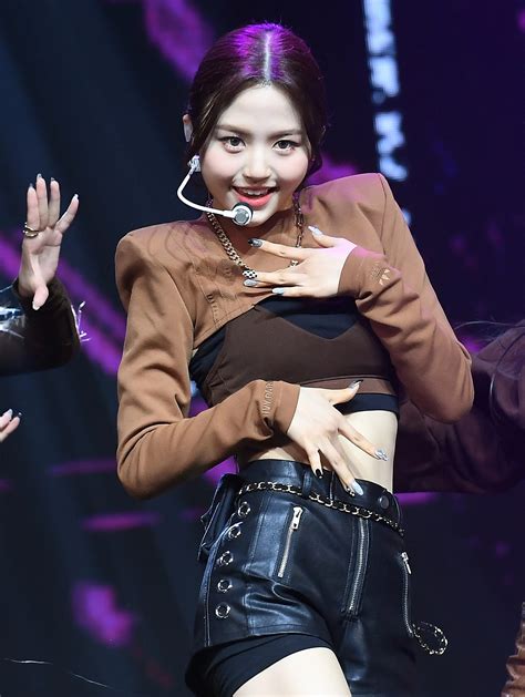 210428 Hot Issue Dana Debut Showcase Kpopping