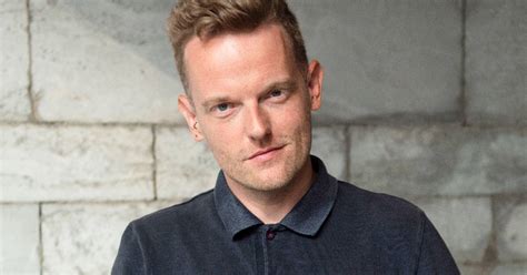 Tom De Cock Wint Literatuurprijs In Nederland “als Ik Schrijf Eet Ik Enkel Junkfood Draag