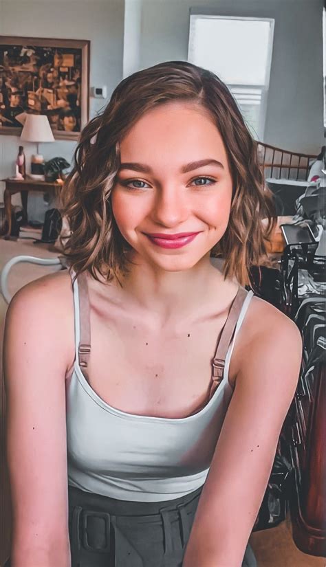 Emma Myers Photoshoot Emma Myers Hairstyle Emma Myers Cute Minimal