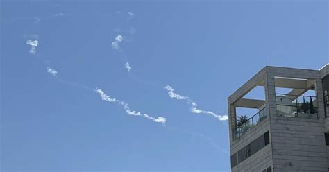Las Defensas Aéreas De Israel Interceptan Un Misil Lanzado Por Los
