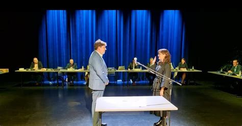 Pauline Van Marcke 25 Legt De Eed Af En Is Nu Officieel Burgemeester Van Anzegem Beste Van