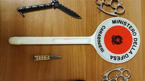 A Passeggio Tra I Passanti Con Coltelli A Farfalla E Tirapugni Denunciati Ottopagine It Napoli
